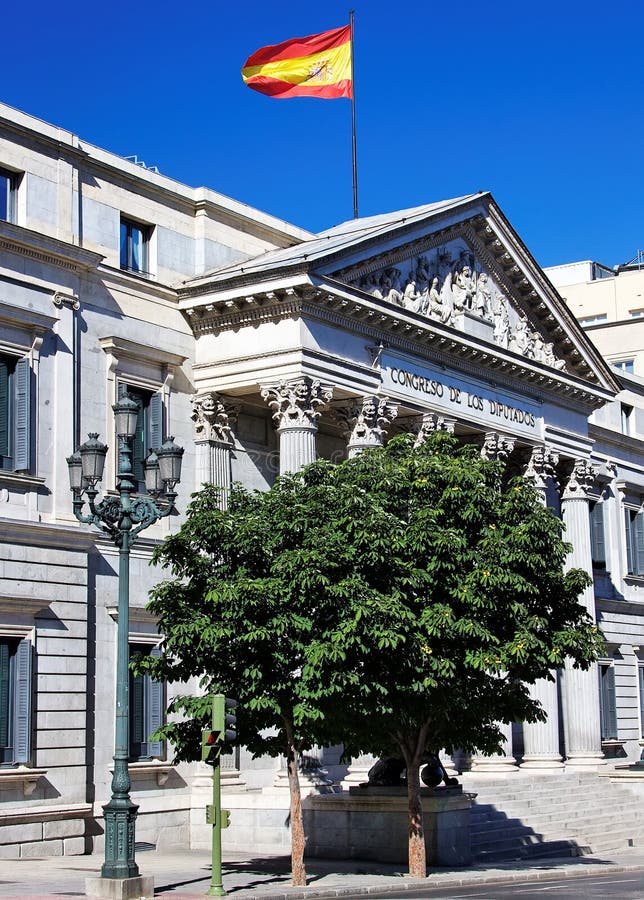 Congreso Español De Los Diputados Que Construyen En El Día Soleado En ...