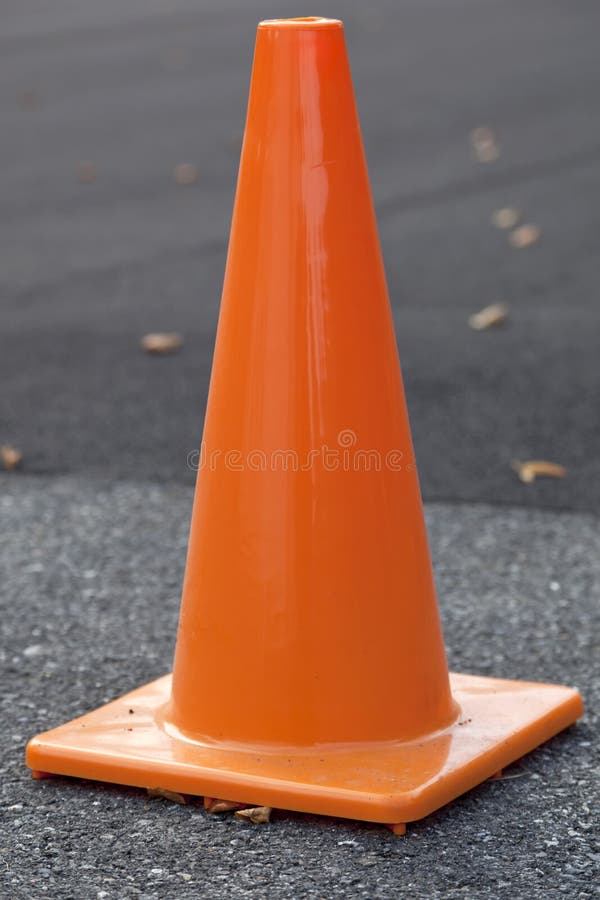 Coni arancio sulla strada fotografia stock editoriale. Immagine di ...