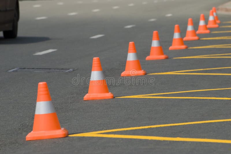 Coni arancio sulla strada fotografia stock editoriale. Immagine di ...