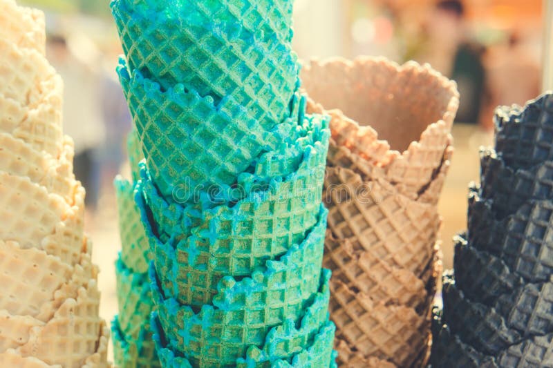 Coni Gelati Della Cialda Dei Colori Differenti Fotografia Stock ...