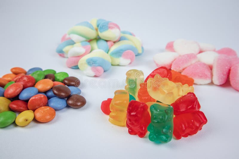 Conjunto De Diferentes Doces Saborosos Sobre Fundo Branco. Variedade De ...