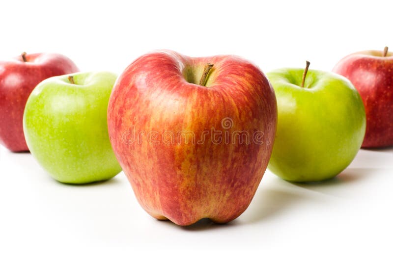 Cuatro Manzanas Verdes En Una Fila Foto de archivo - Imagen de cierre ...