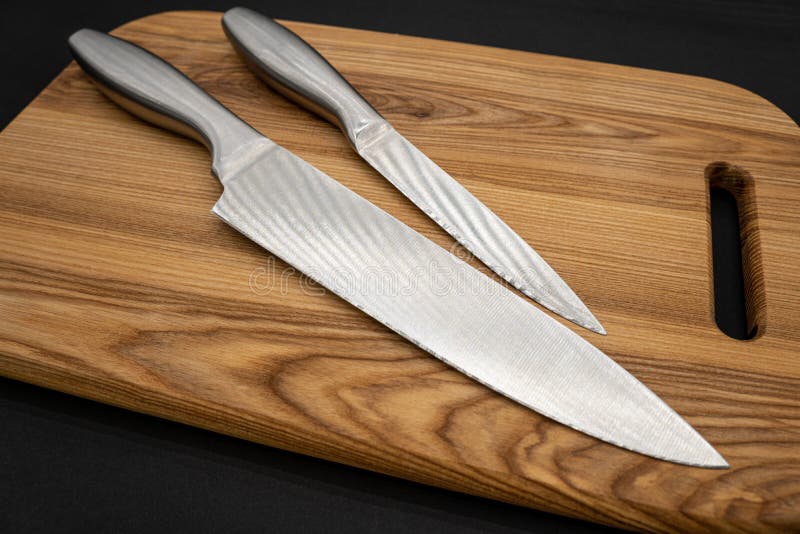 Conjunto De Facas De Cozinha E Pranchas De Corte Em Fundo Preto ...