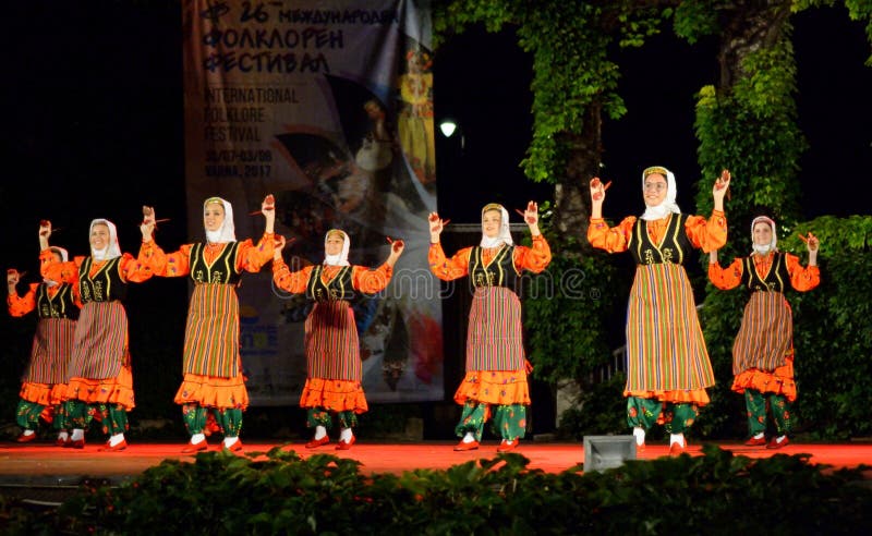 Grupo De Mujeres Que Bailan En La Etapa Del Festival Del Folclore ...
