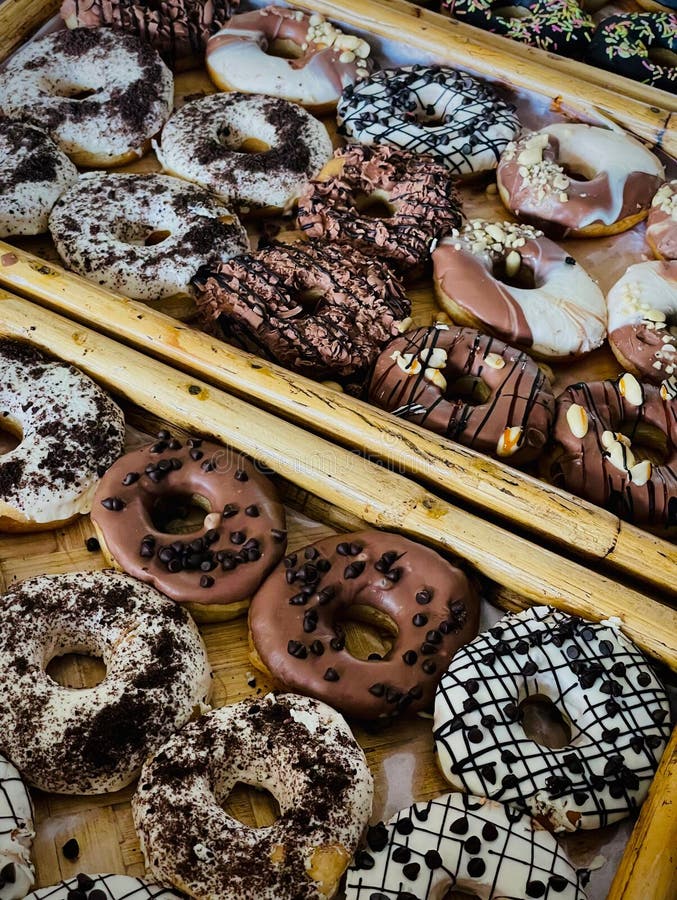 Conjunto De Roscas Abrangidas Pelo Chocolate Vertical Imagem de Stock ...