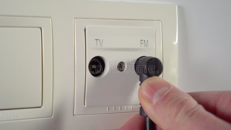 Connecting the Plug of the Broadcasting Cable To the FM Wall Socket ...