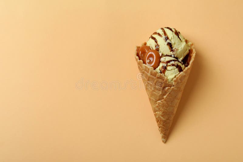 Cono De Helado De Caramelo Sobre Fondo Beige Imagen de archivo - Imagen ...