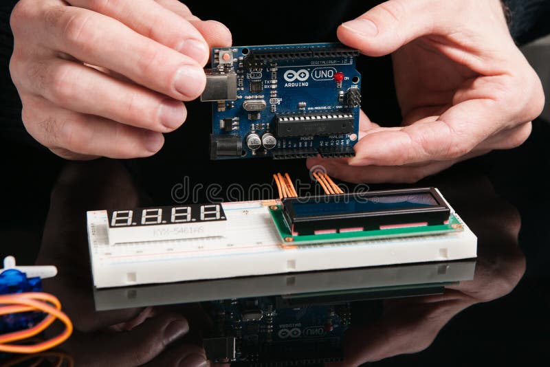 Conseil D'Arduino UNO Avec Les Composants électroniques Photographie ...