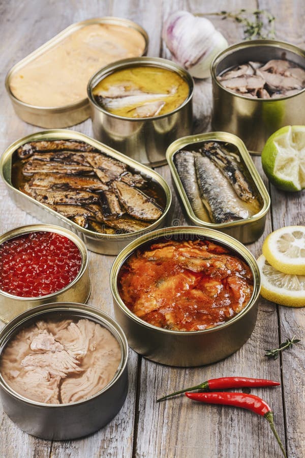 Conservas De Marisco Em Latas Foto de Stock - Imagem de peixes ...