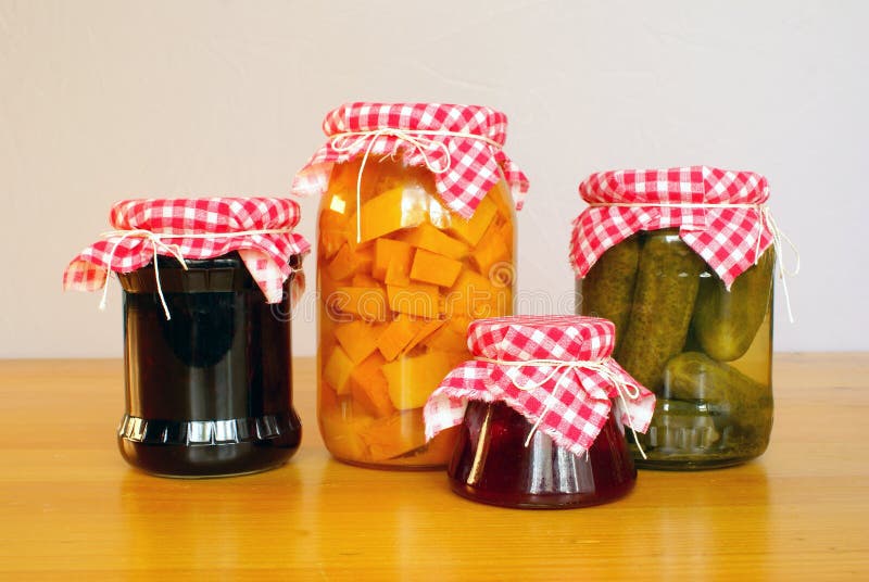 Conserve casalinghe immagine stock. Immagine di blackcurrants - 8881831