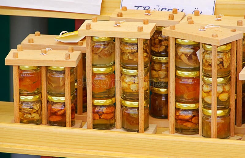 Conserve de fruits image stock. Image du olive, liqueur - 18876021