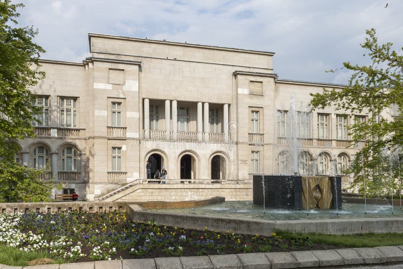Building and Street at the Center of Town of Dobrich, Bulgaria Foto de ...