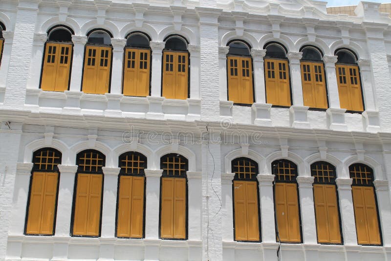 Ventanas Coloniales Del Estilo Imagen de archivo - Imagen de estado ...