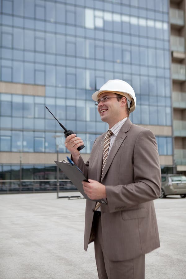 Constructiewerkzaamhedenarbeider/manager Op Radio Stock Afbeelding ...