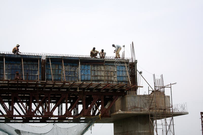 Constructing Bridge editorial photography. Image of working - 26589017