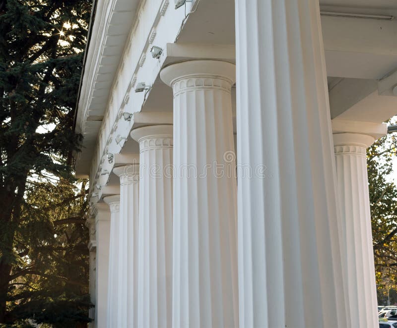 Construction Architecturale Avec Des Colonnes Image stock - Image du ...