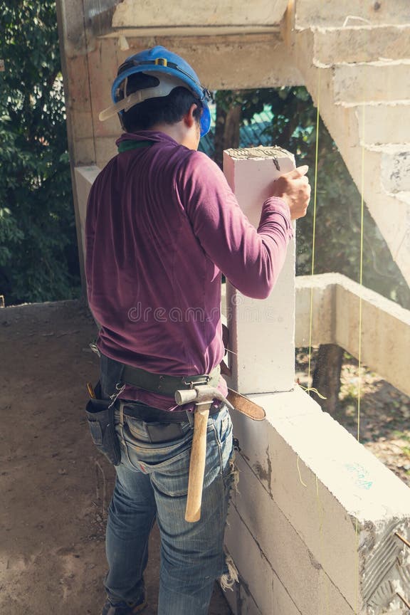 Construction Concept, Bricklayer Worker Installing Wite Blocks T ...