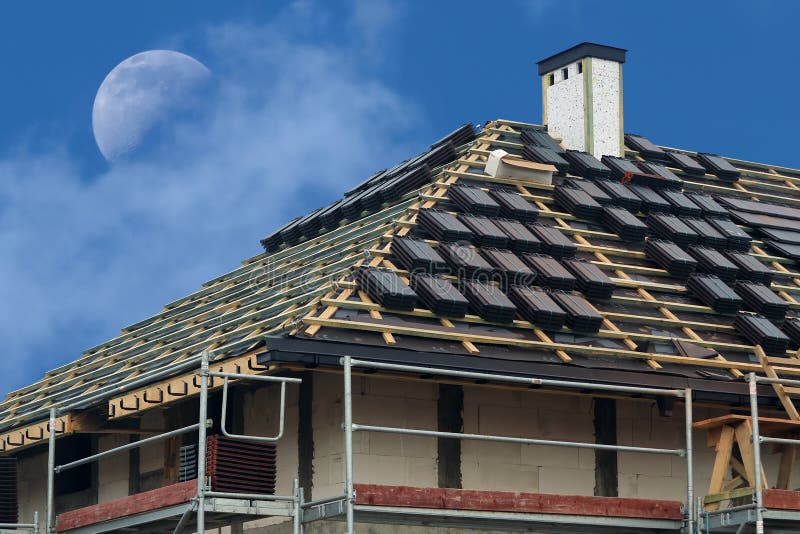 Construction D'une Maison Ponte Toit Image stock - Image du travail ...