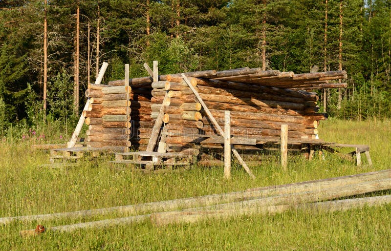 Construction De Cabane En Rondins Image stock - Image du horizontal ...