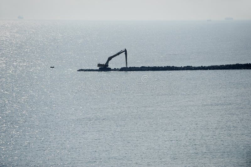 Construction De Digue Dans La Mer Image stock - Image du pierre ...