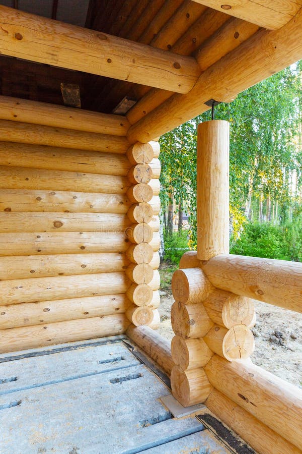 Construction De Maison En Bois Faite De Rondins Naturels Photo stock ...