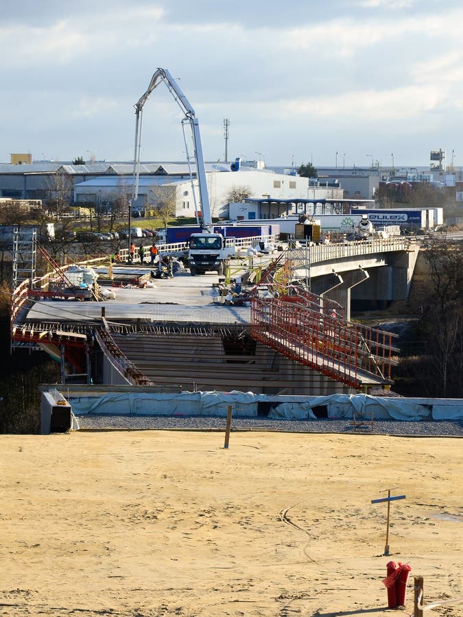 Construction De Route Et De Pont Photo stock - Image du orange, omnibus ...