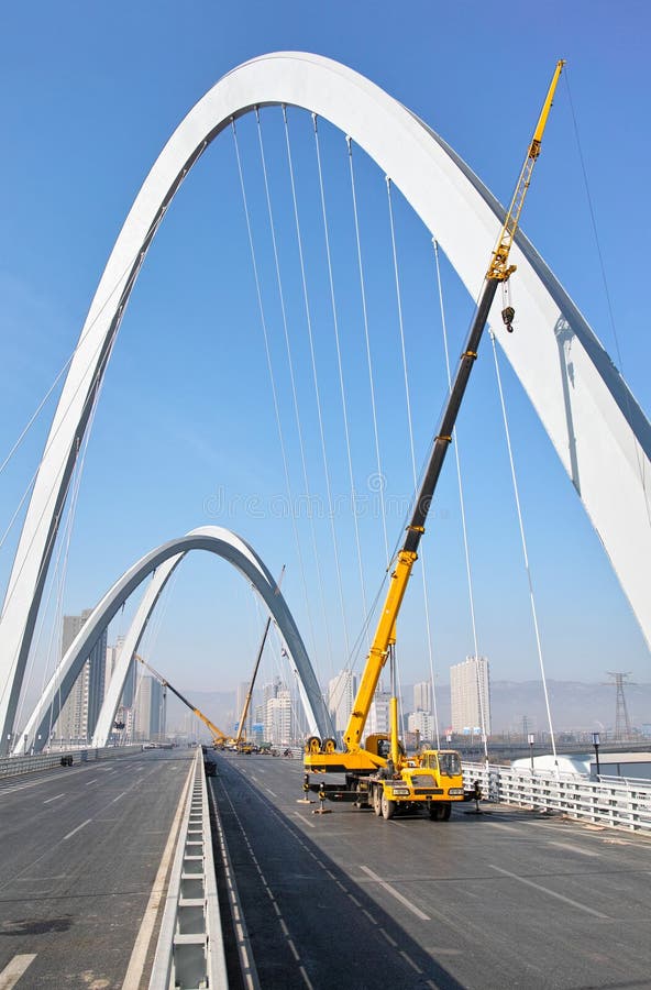 Construction de ponts image stock. Image of bleu, peuples - 36132249