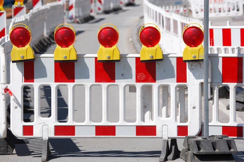 Barrière De Route De Sécurité Par Le Bord De La Route Photo stock ...