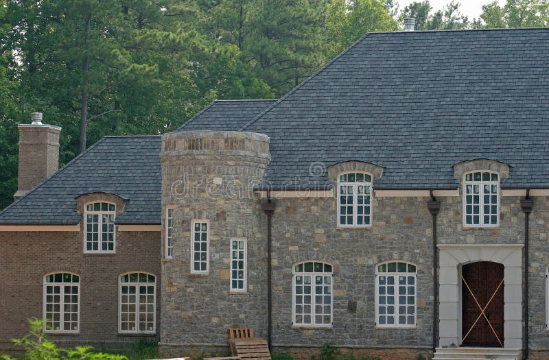 Construction en pierre photo stock. Image du neuf, hublots - 993558