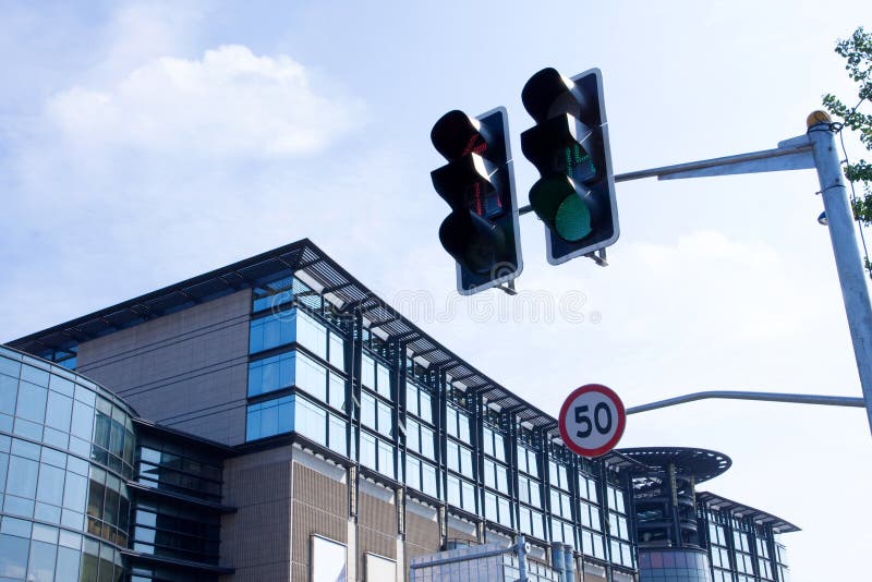 Construction Et Feux De Signalisation Modernes Image stock - Image du ...