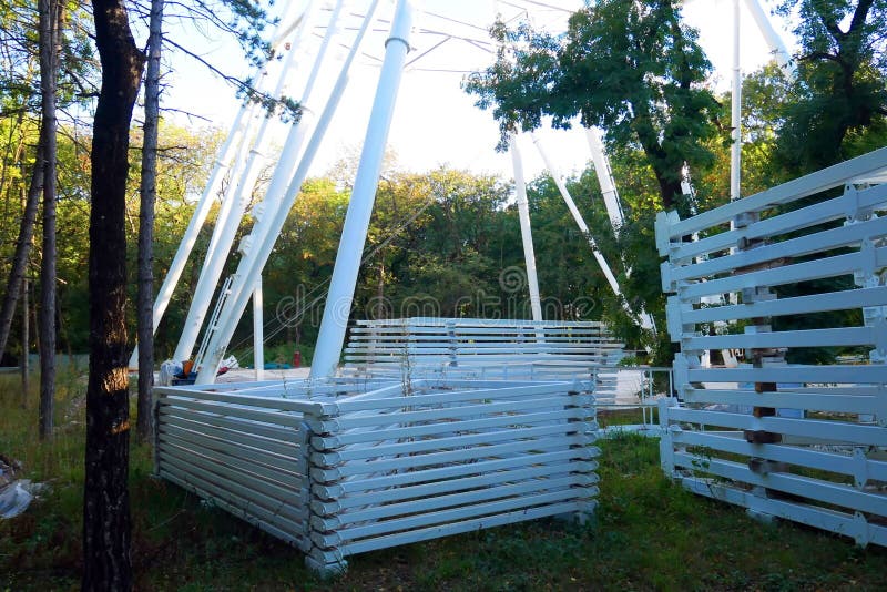 Construction of a Ferris Wheel. Stages of Construction of Ferris Wheel ...