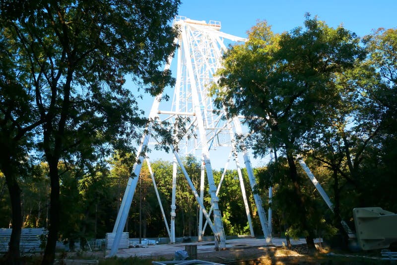 Construction of a Ferris Wheel. Stages of Construction of Ferris Wheel ...