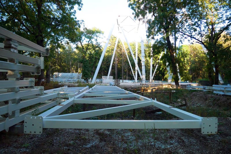 Construction of a Ferris Wheel. Stages of Construction of Ferris Wheel ...