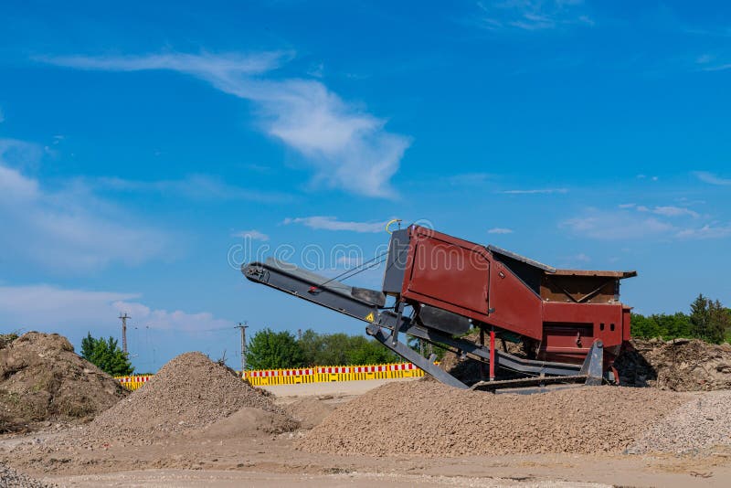 Construction Machine with Conveyor Belt for Loading Bulk Materials ...