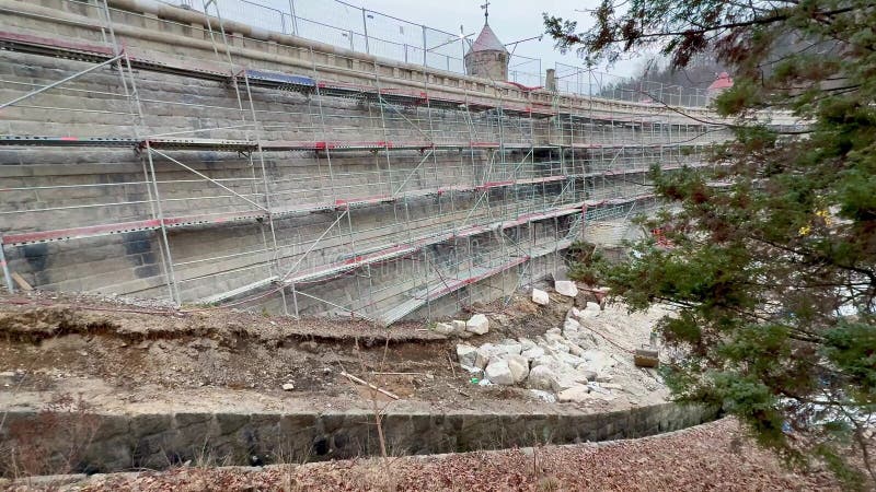 Construction of a Retaining Wall Using Scaffolding for Structural ...