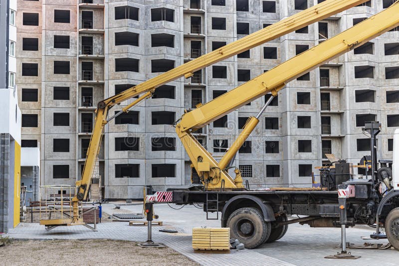 Construction Telescopic Tower or Work Platform for People To Work at ...