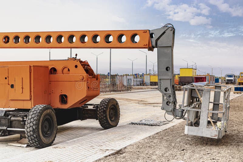 Construction Telescopic Tower or Work Platform for People To Work at ...