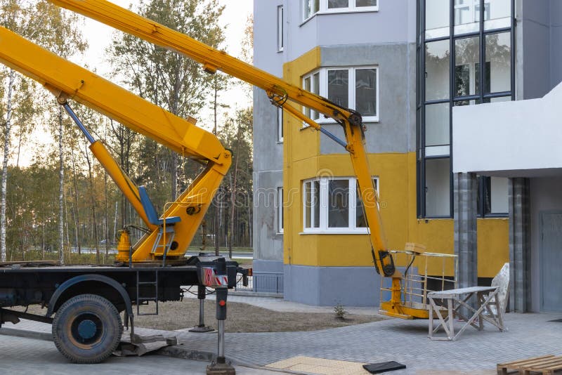 Construction Telescopic Tower or Work Platform for People To Work at ...