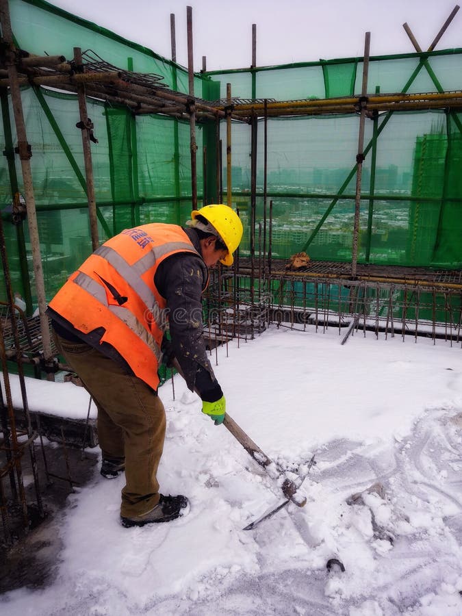 Construction worker editorial image. Image of snow, building - 139878680