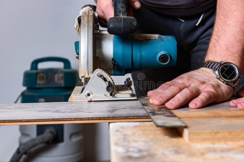 Construction Worker Using Circular Saw To Cutting Laminate for ...