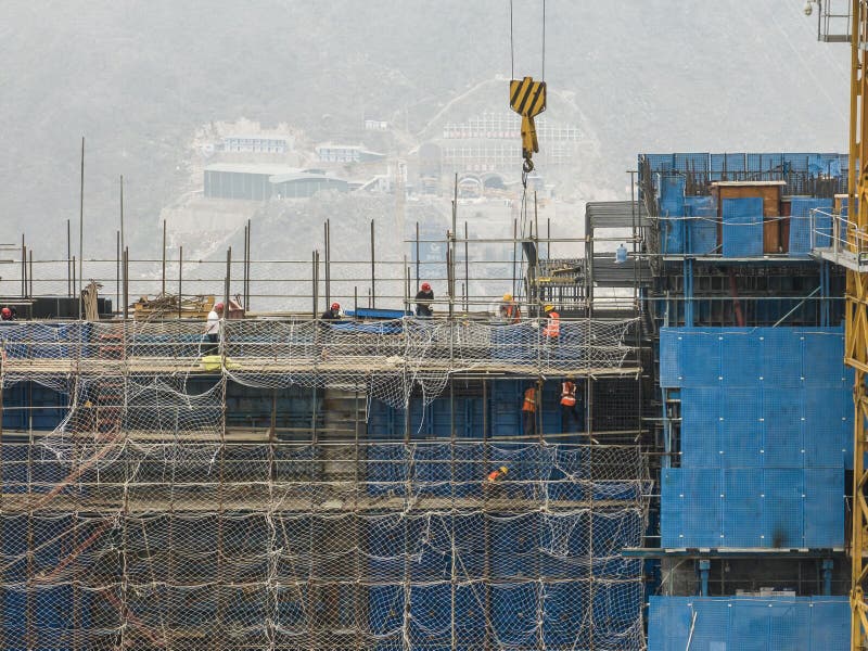 Construction Workers Building the Huajiang Bridge in Guizhou, China ...