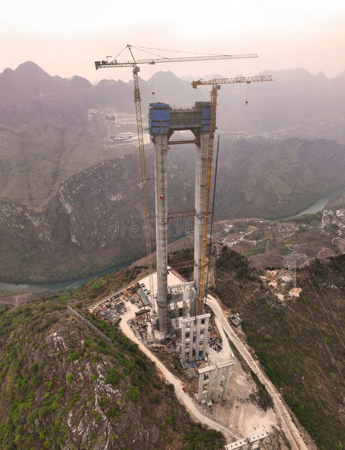 Construction Workers Building the Huajiang Bridge in Guizhou, China ...