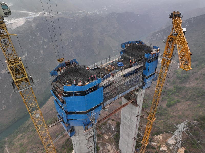 Construction Workers Building the Huajiang Bridge in Guizhou, China ...