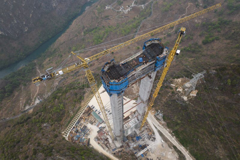 Construction Workers Building the Huajiang Bridge in Guizhou, China ...