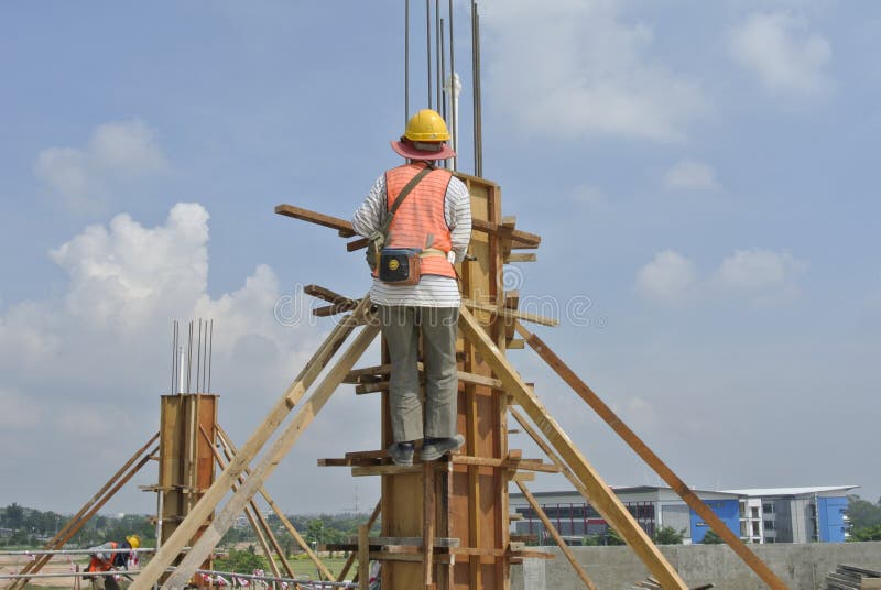 Construction Workers Fabricating Column Timber Formwork Stock Photo ...