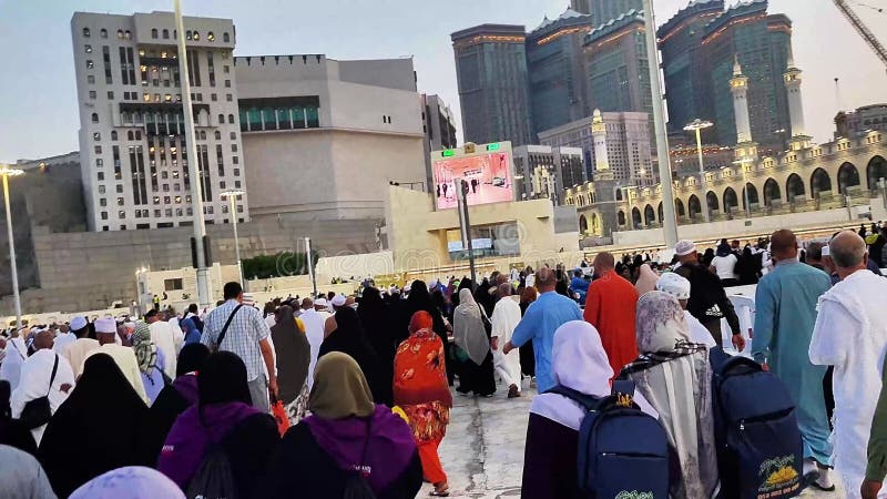 The Construction Workers and Hajj Pilgrim Rushed Over Stock Video ...