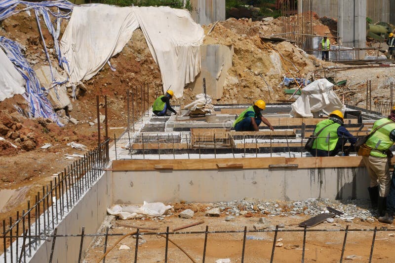 Construction Workers Installing & Fabricating Ground Beam Timber Form ...