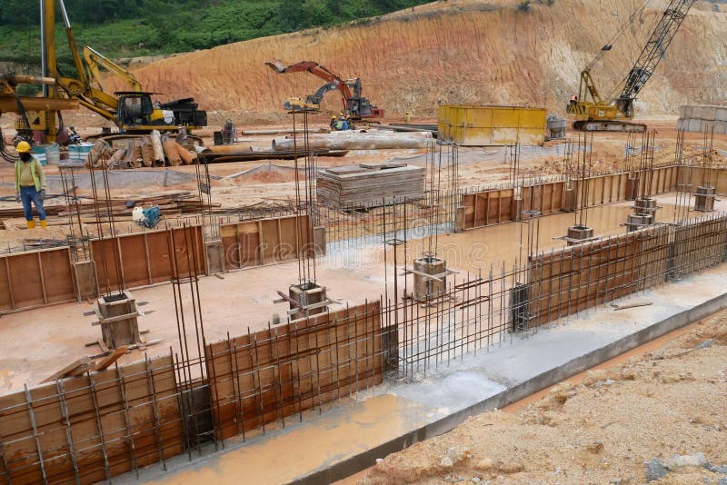 Construction Workers Installing & Fabricating Ground Beam Timber Form ...