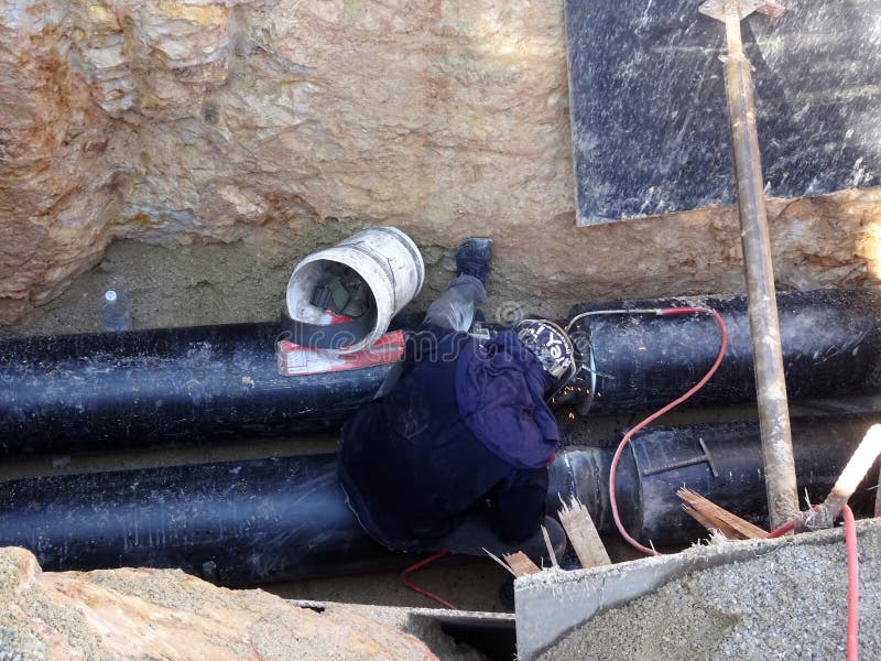 Construction Workers Risk Their Lives Working Inside Deep Trenches To ...