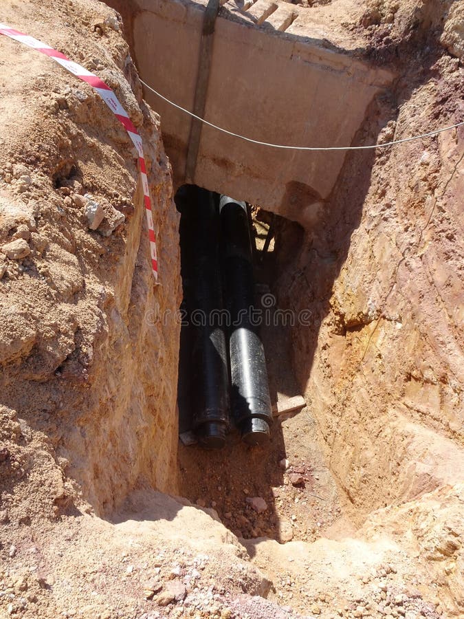 Construction Workers Risk Their Lives Working Inside Deep Trenches To ...